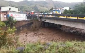 Cierre tota en la vía Sibundoy - Pasto en el Puente Río San Pedro