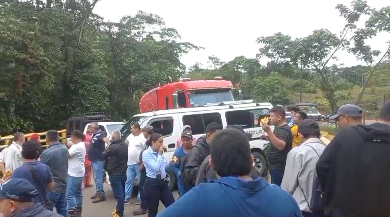 Manifestantes cierran vía hacia el Puente Internacional de San Miguel ...